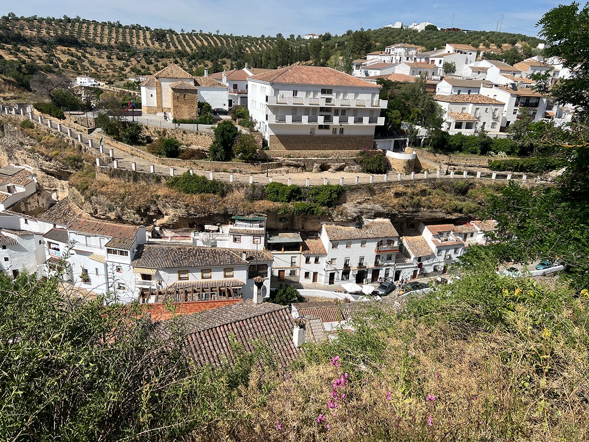 Setenil de las Bodegas: A white village under the rocks - Reisemagazin ...